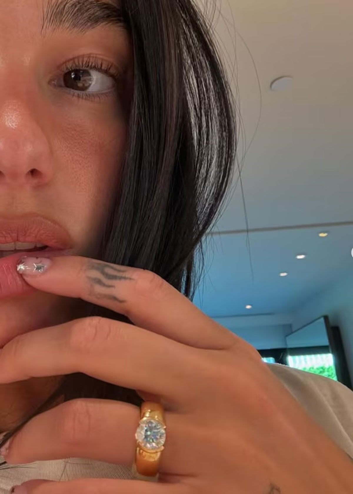 El anillo de compromiso de Dua Lipa que confirma la nueva tendencia